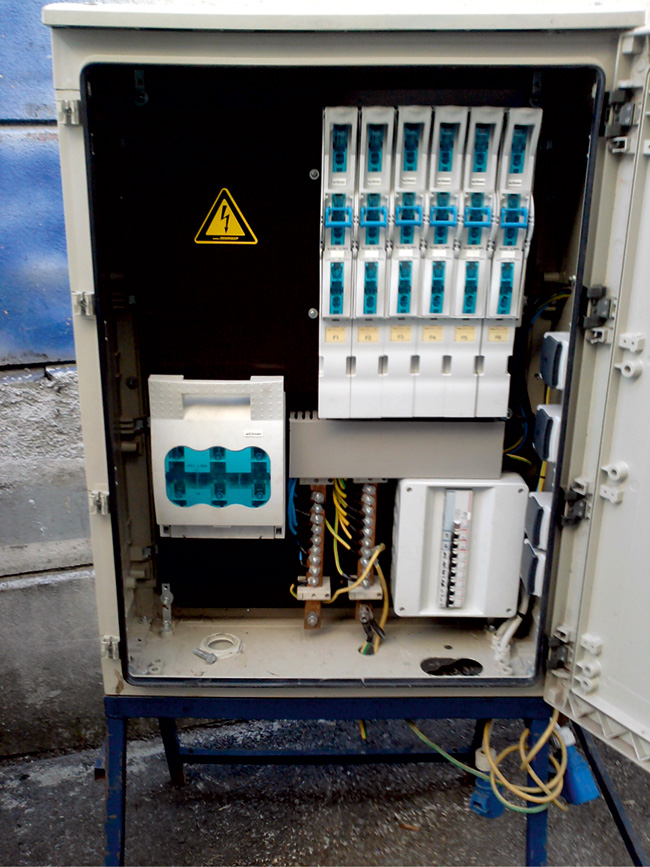 Strujni ormari i kablovi, zaštita za kablove - kabelske prelaznice (cablecross) - Fest d.o.o.